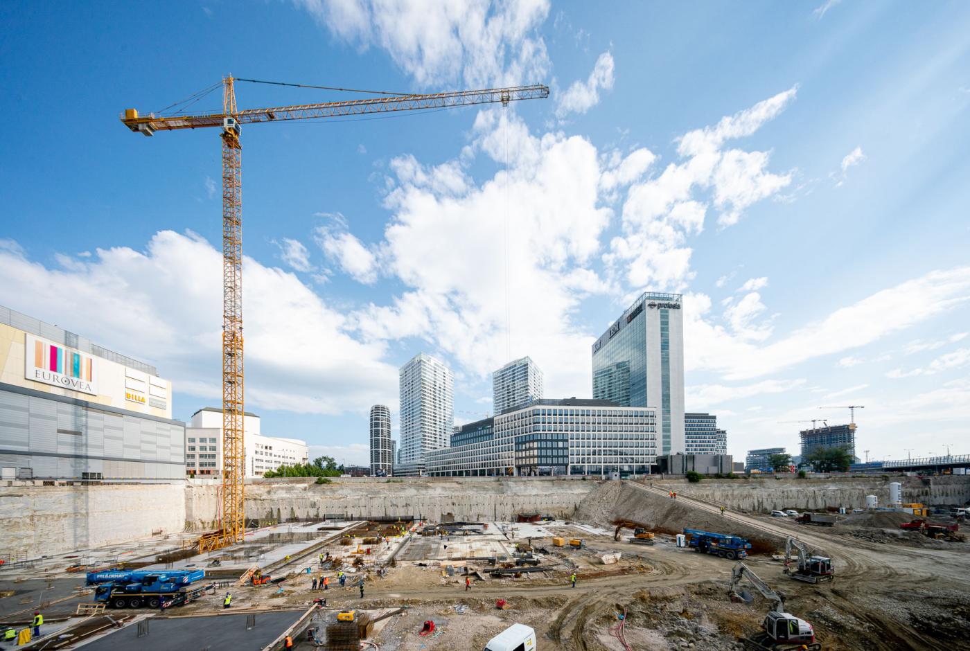 NA STAVBE EUROVEA 2 STOJÍ PRVÝ ŽERIAV | Eurovea City